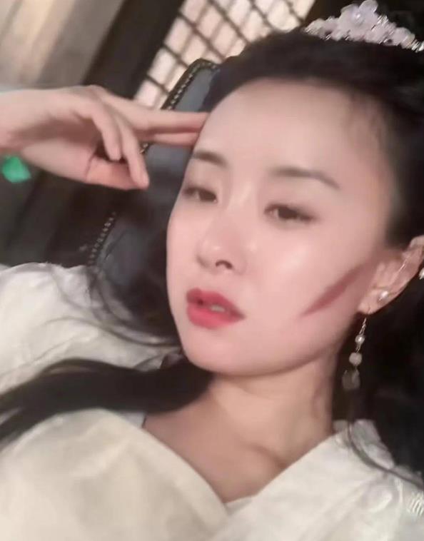 Actor Lu Yun was talked about the script by director Zhang in the hotel ...