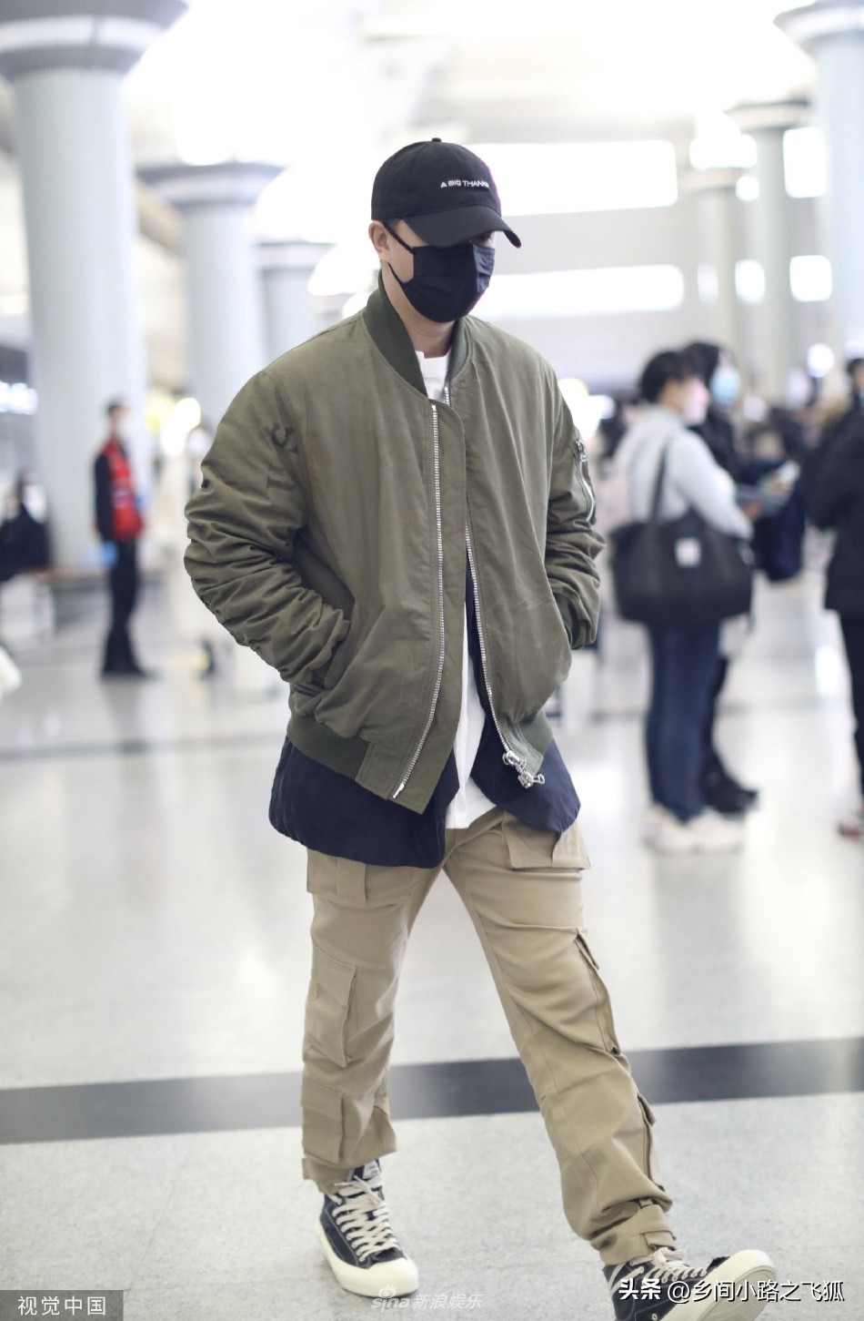 Wearing a baseball cap and jacket, Han Geng is handsome, tough and ...