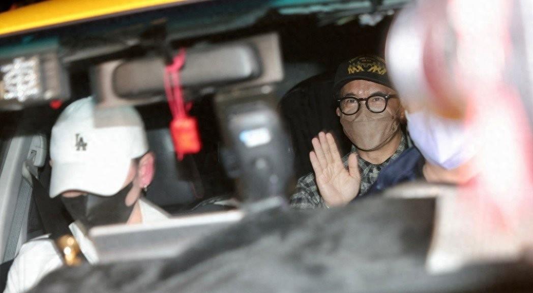Gu Jun arrived at his wife's mansion at night! Smiling and looking ...