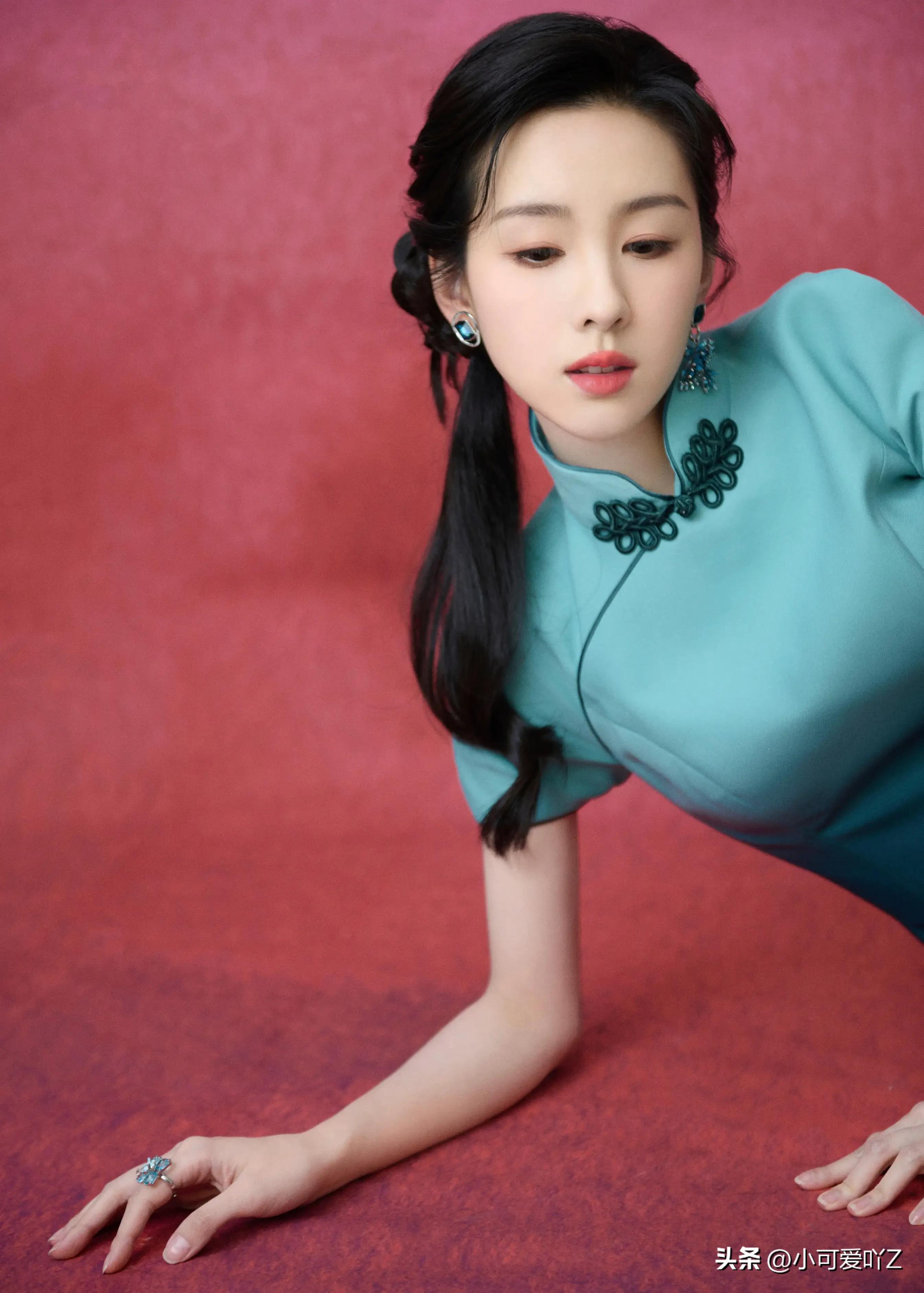 Chen Duling, blue gradient dress, green fan looking forward, fragrant ...