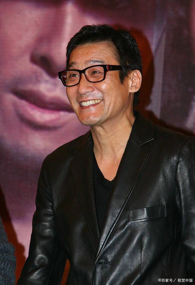 Liang Jiahui returns to his hometown to race the dragon boat, the actor's aura remains ...