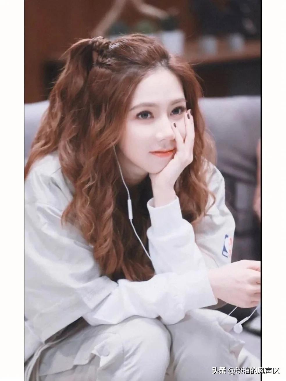 Deng Ziqi: A beautiful and capable singer - iMedia