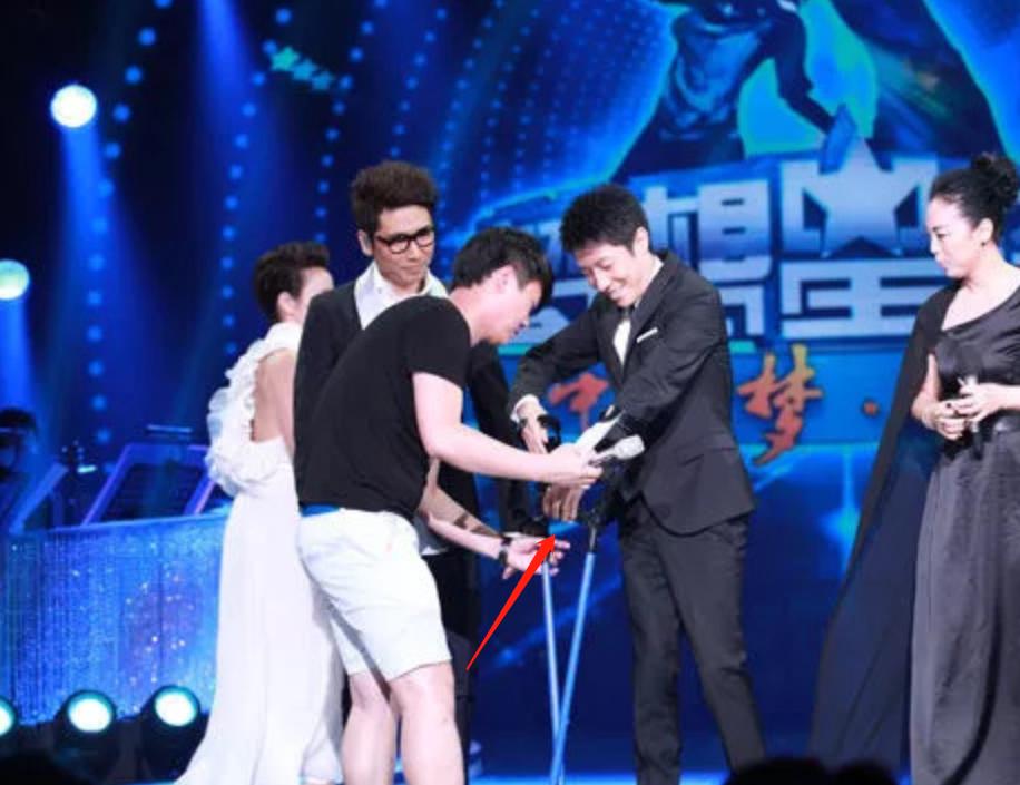 Famous host got nosebleed during live broadcast!Bleeding while ...