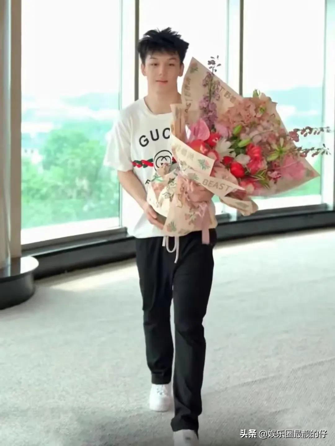 Rare! Wang Yan received flowers from her son on Mother's Day, which ...