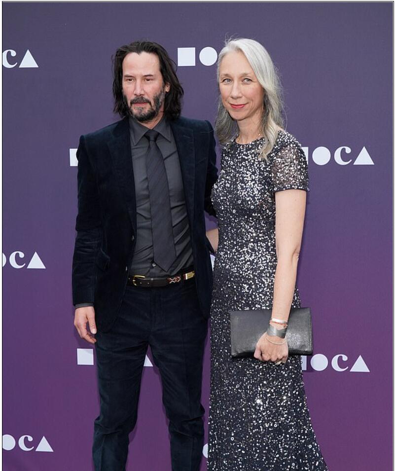 Keanu Reeves looked at the ring at the jewelry store, sparking ...