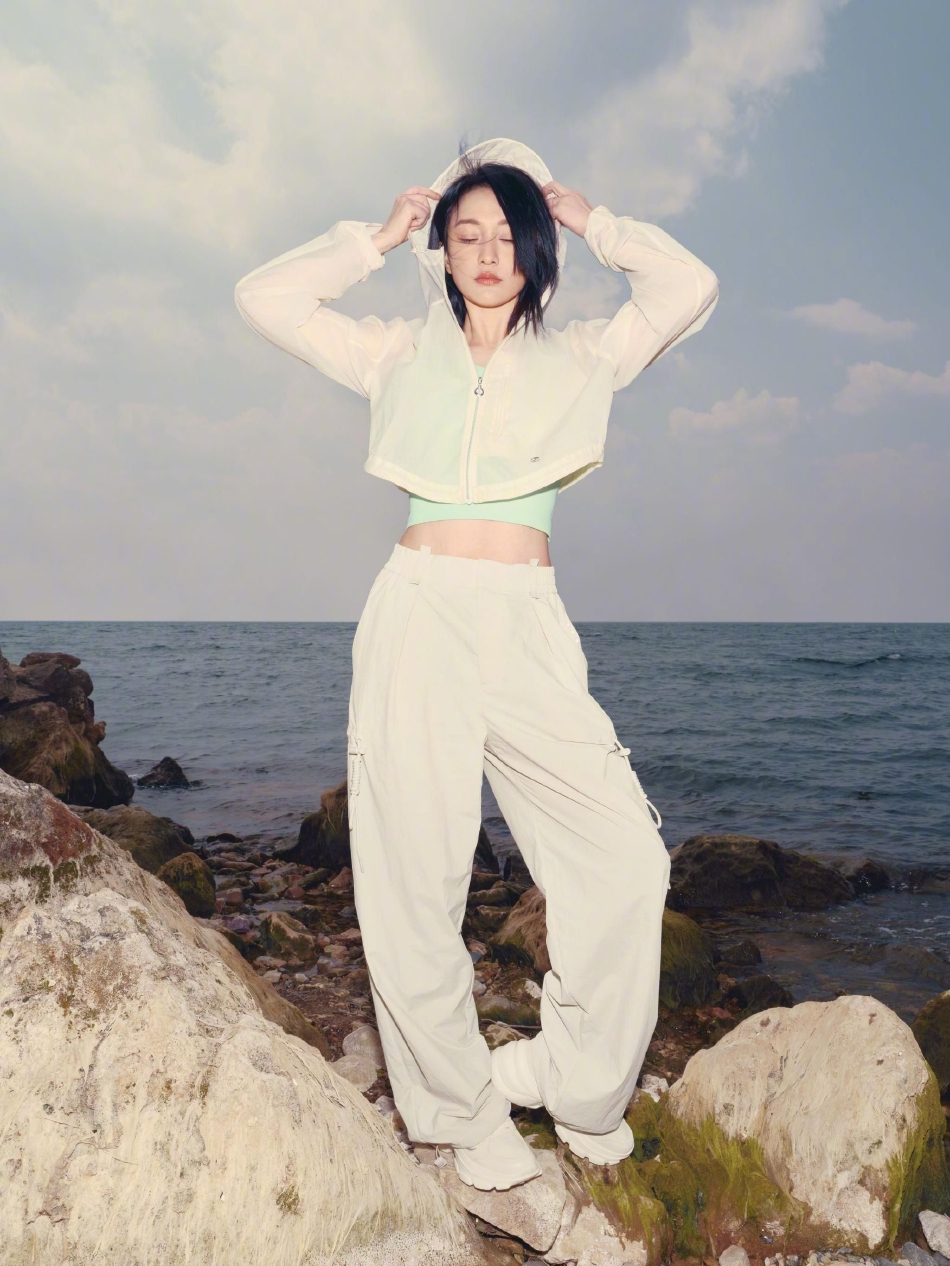Unlimited vitality! Zhou Xun's latest seaside vacation style photo - iMedia