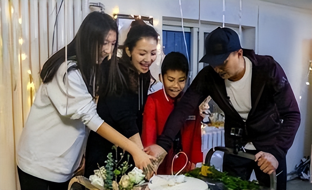 Actor Hu Jun exposed his family photo! Son Kangkang is becoming more ...