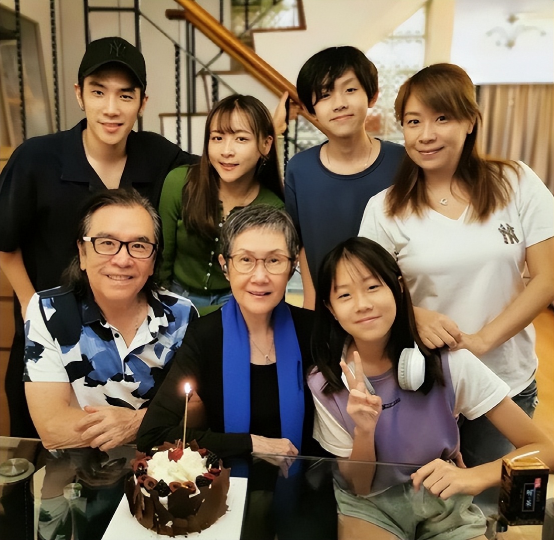 David Jiang celebrates his wife's birthday! He is still suave at the ...