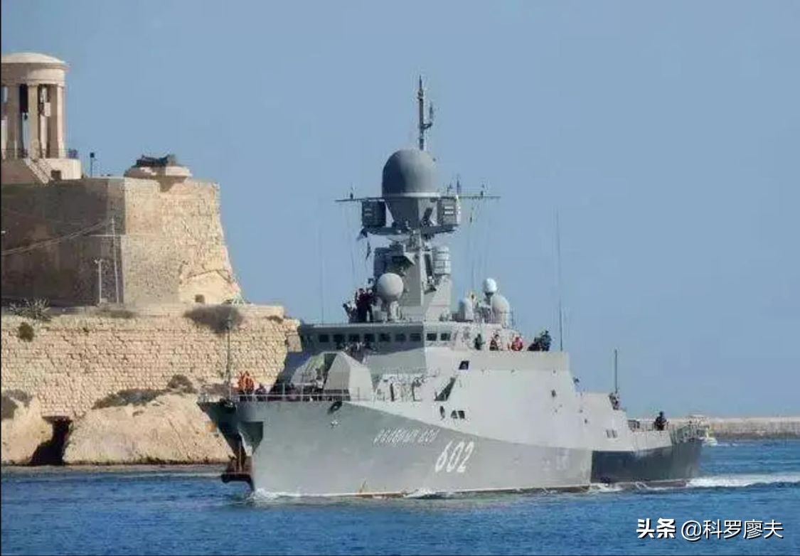 The scene is spectacular. The Russian 900-ton small warship fired 8 ...
