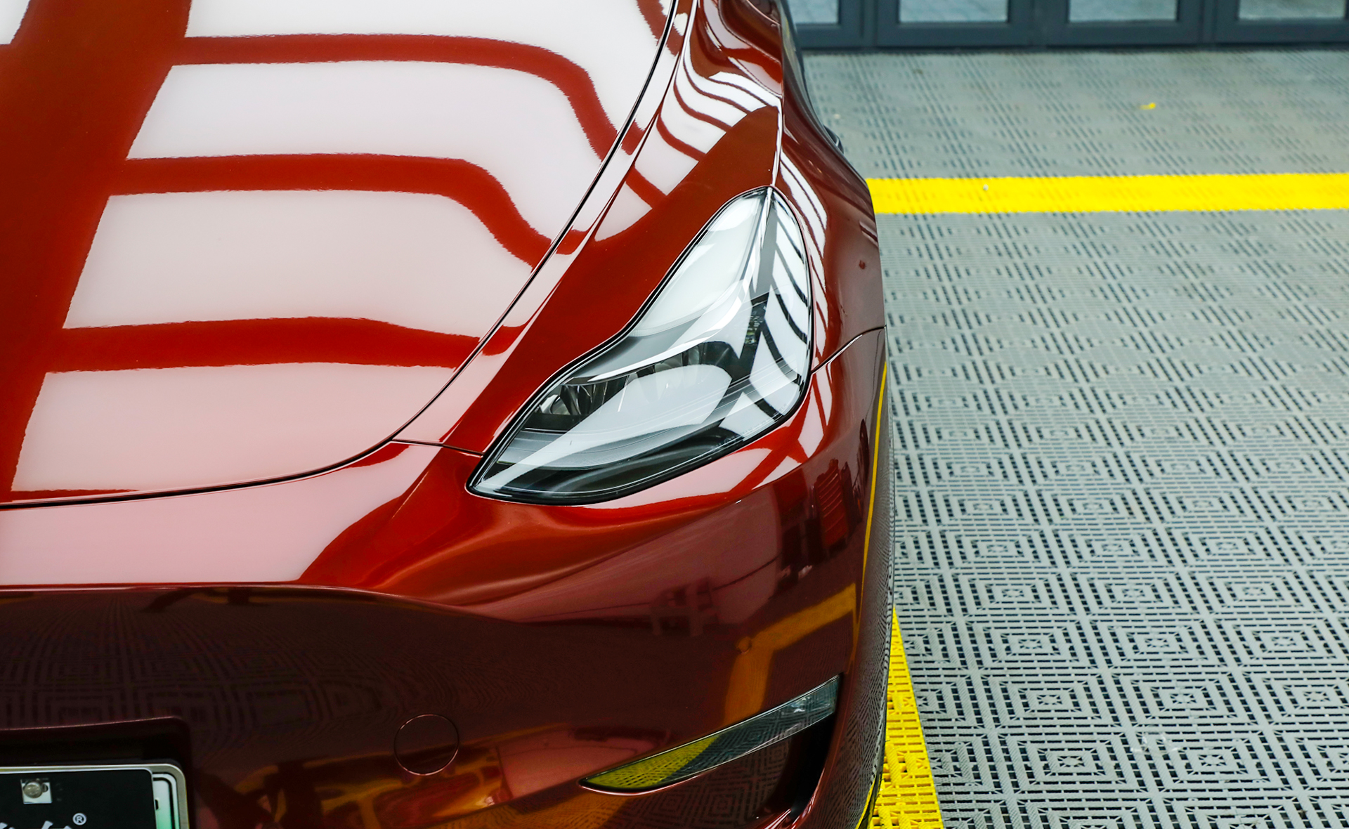 Tesla Model Y changed color to liquid metal dragon blood red, a color ...