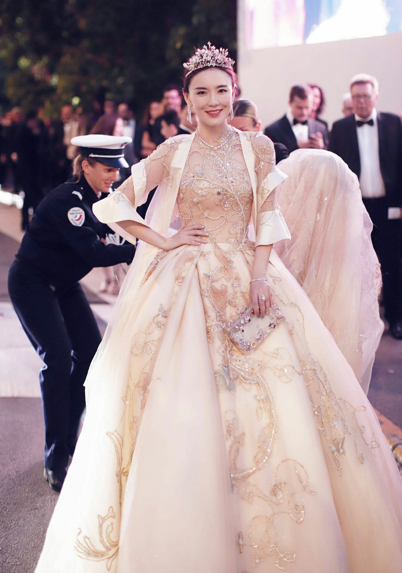 Jiarong Lv claims to spend 100,000 to walk the red carpet, but beauty ...