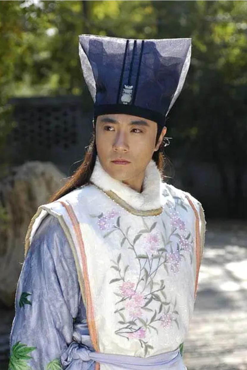 Zhao Yang, who grows a beard and wears eyes, has staged the splendor and charm of different ages ...