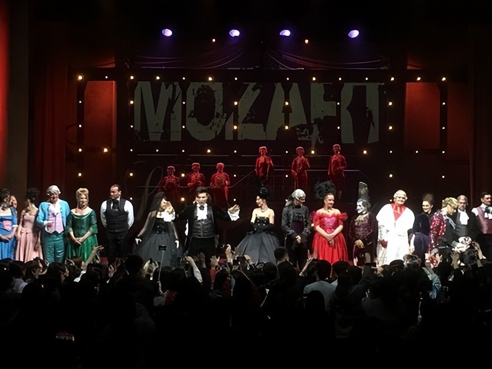 Emo and singing styles in the French musical "Rock Mozart" - iMedia