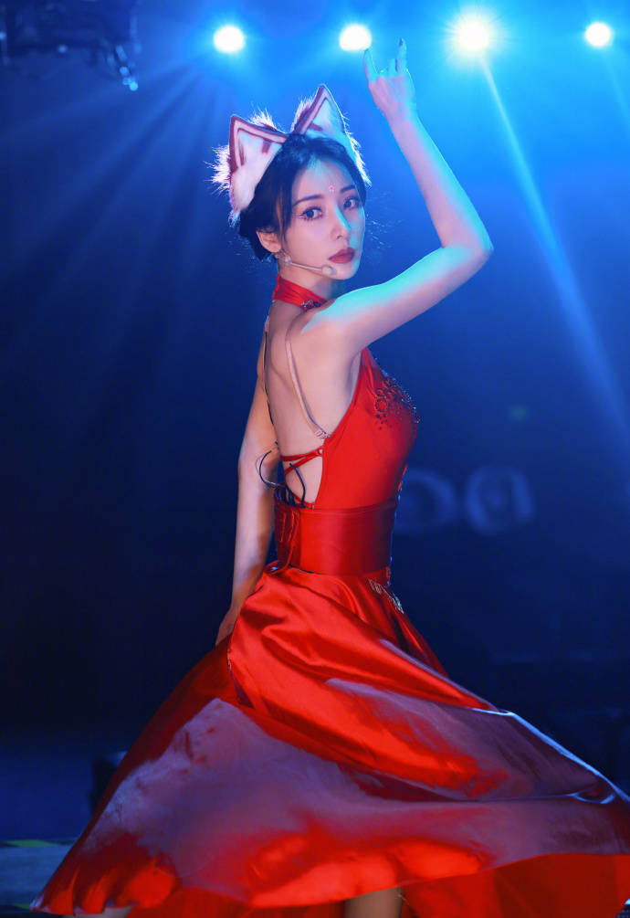 Liu Yan's stage photo, wearing a red dress and wearing fox ears as a ...