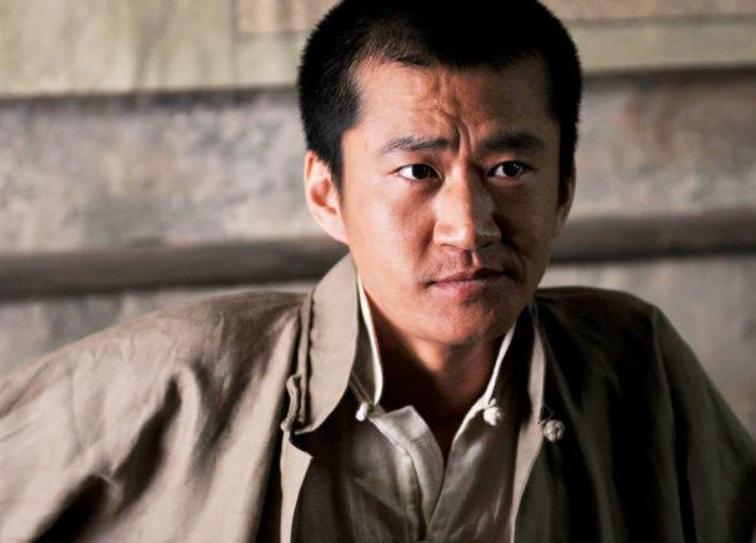 The actor Li Jiaming is eating in the field, steamed bread with tomatoes, he calls it better ...