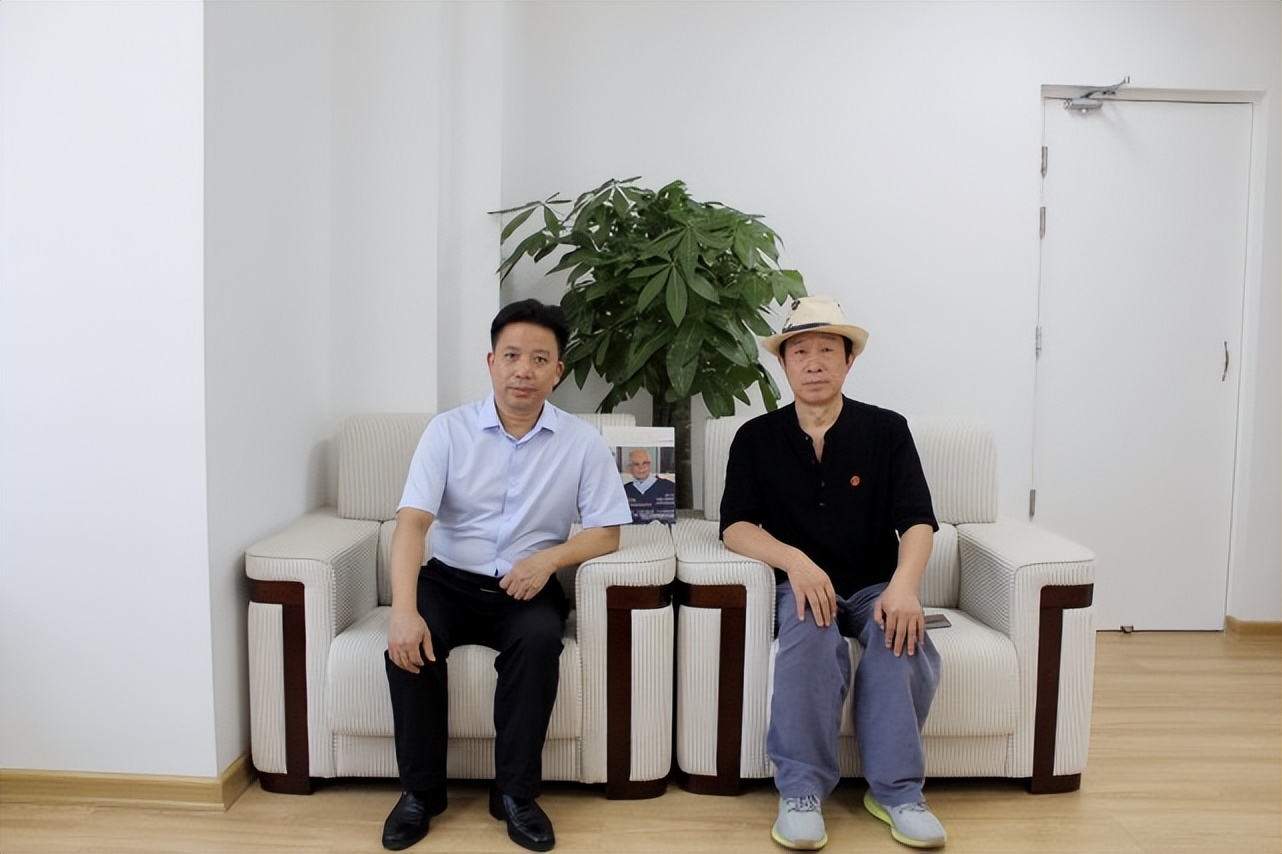 Jiang Zhi, calligrapher Guilin, received Feng Chu, editor-in-chief of ...