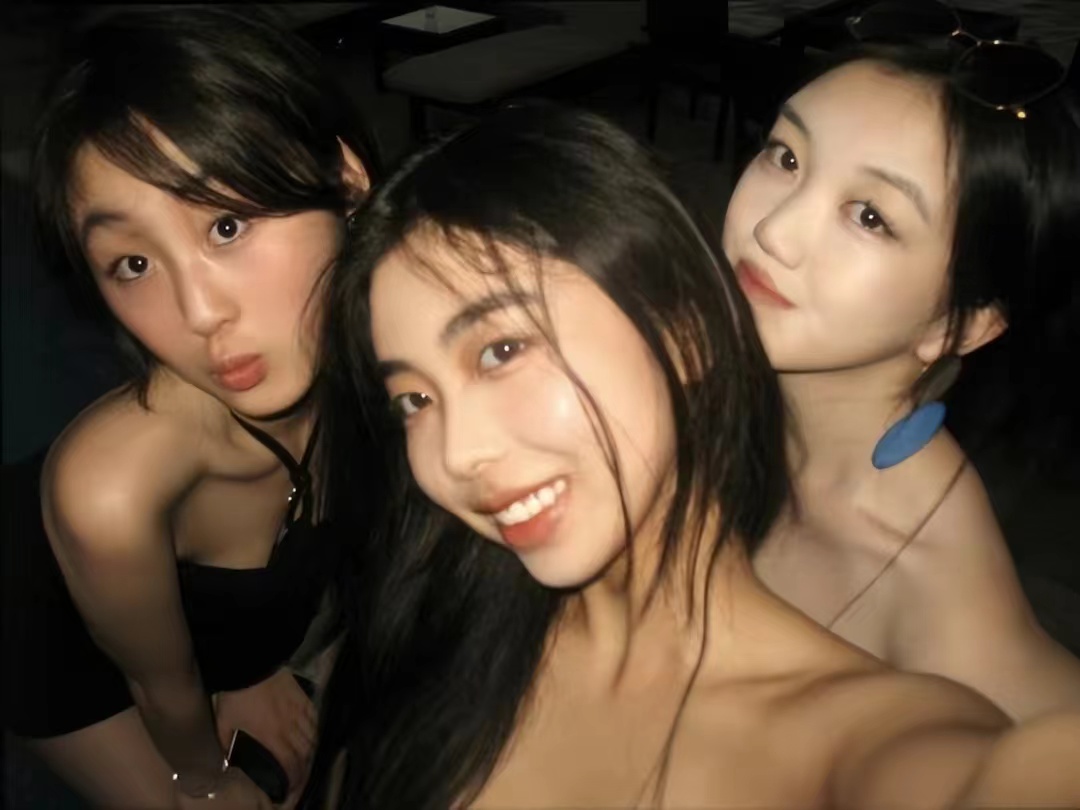Li Yan and her friends are on vacation abroad, wearing a bikini to show off her supermodel body ...