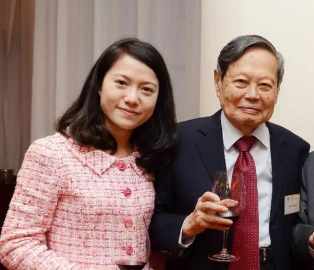 47-year-old Weng Fan was all smiles at the party, Yang Zhenning was ...