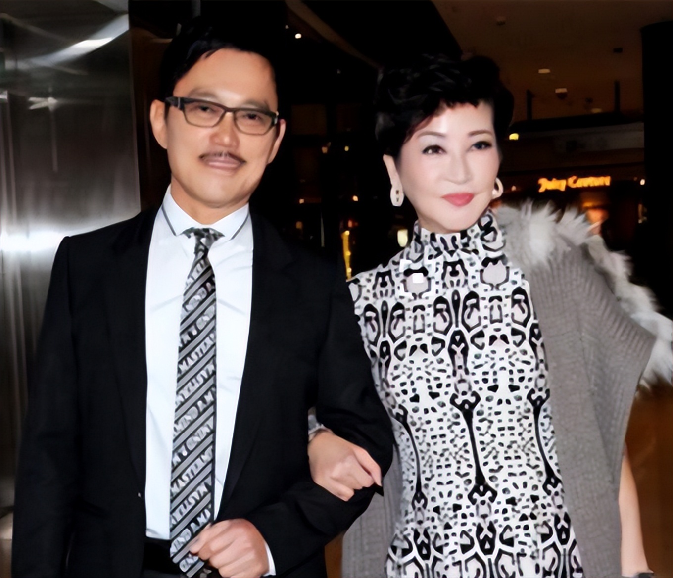 64-year-old Tang Hede travels abroad! Inheriting Leslie Cheung's 200 ...