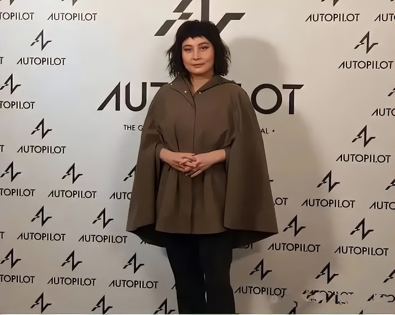 He Chaoyi is capricious!Wearing a navel-baring outfit looks so greasy, which lowers the whole ...