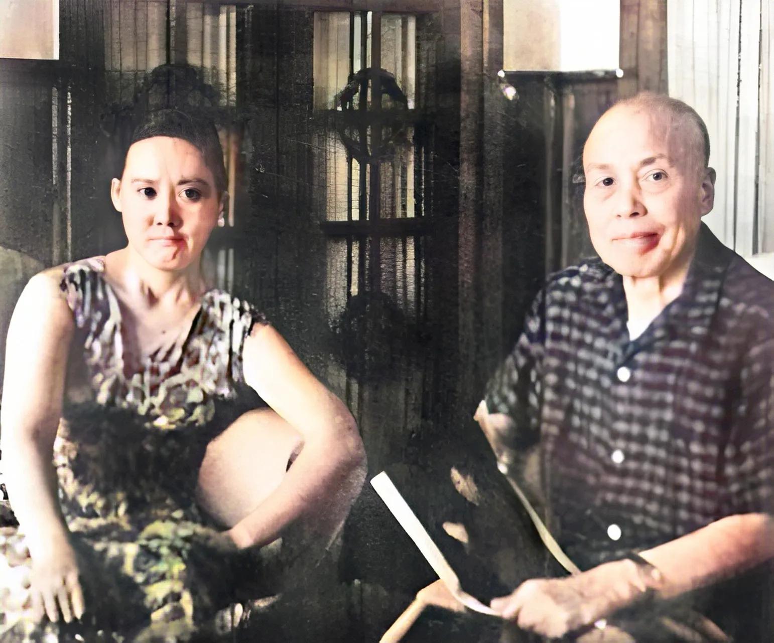 In 1966, a group photo of Li Zongren and his wife in the apartment ...