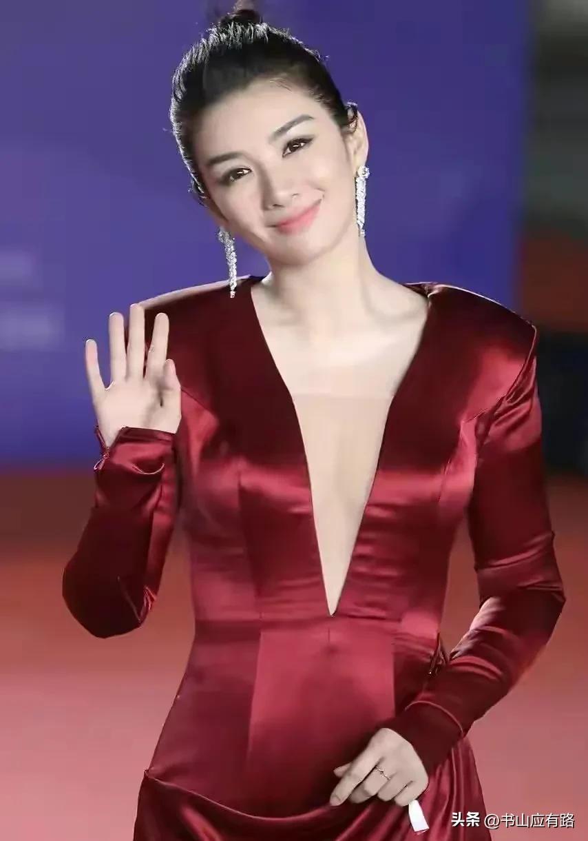 Huang Yi: Sexy and enchanting, beautiful from head to toe - iNEWS