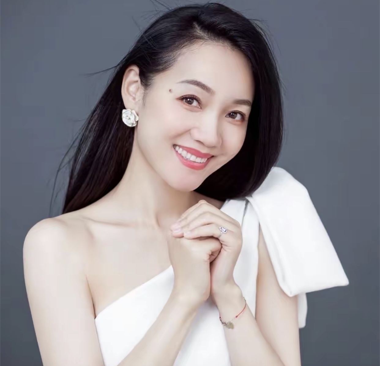 The 49-year-old host Zhou Qun showed the interior of the mansion, stood upright without leaning ...