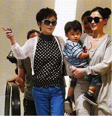 When Nicholas Tse's mother, Deborah, had a birthday, Faye Wong gave a ...