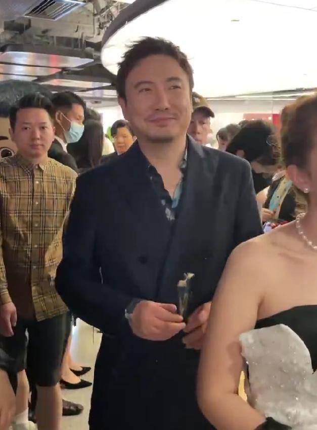 Shen Teng was praised as "so handsome" on the red carpet and his deity ...