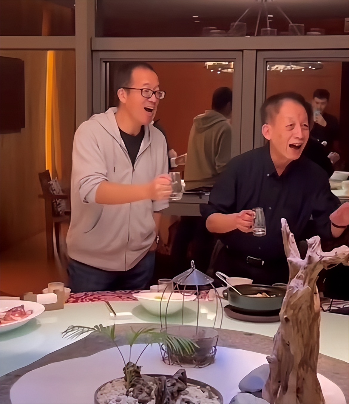 Yi Zhongtian and Yu Minhong are rarely in the same frame! One with ...