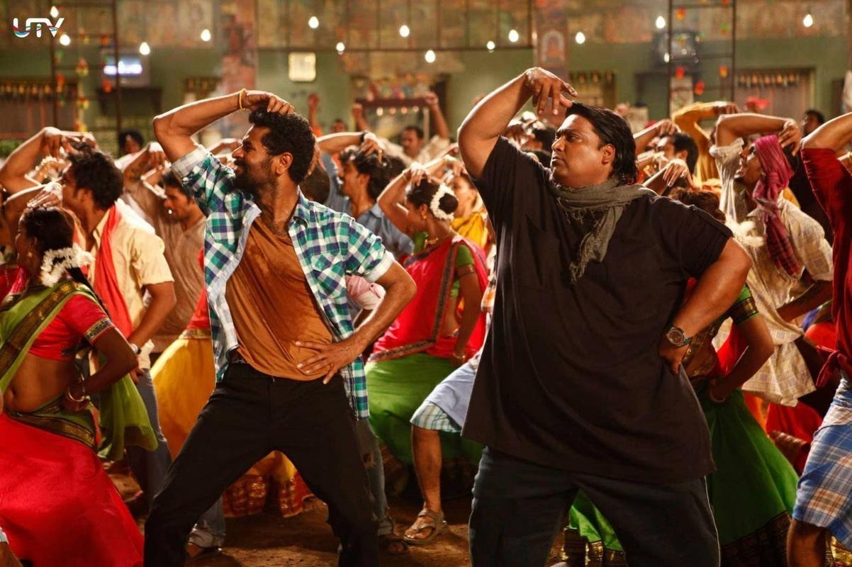 Stop laughing at Indian movies! Actual filming of a cinema in a small ...