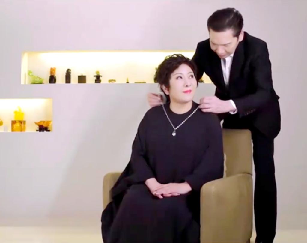 Super sweet! Xiang Huaqiang wears a necklace for Mrs. Xiang, He ...