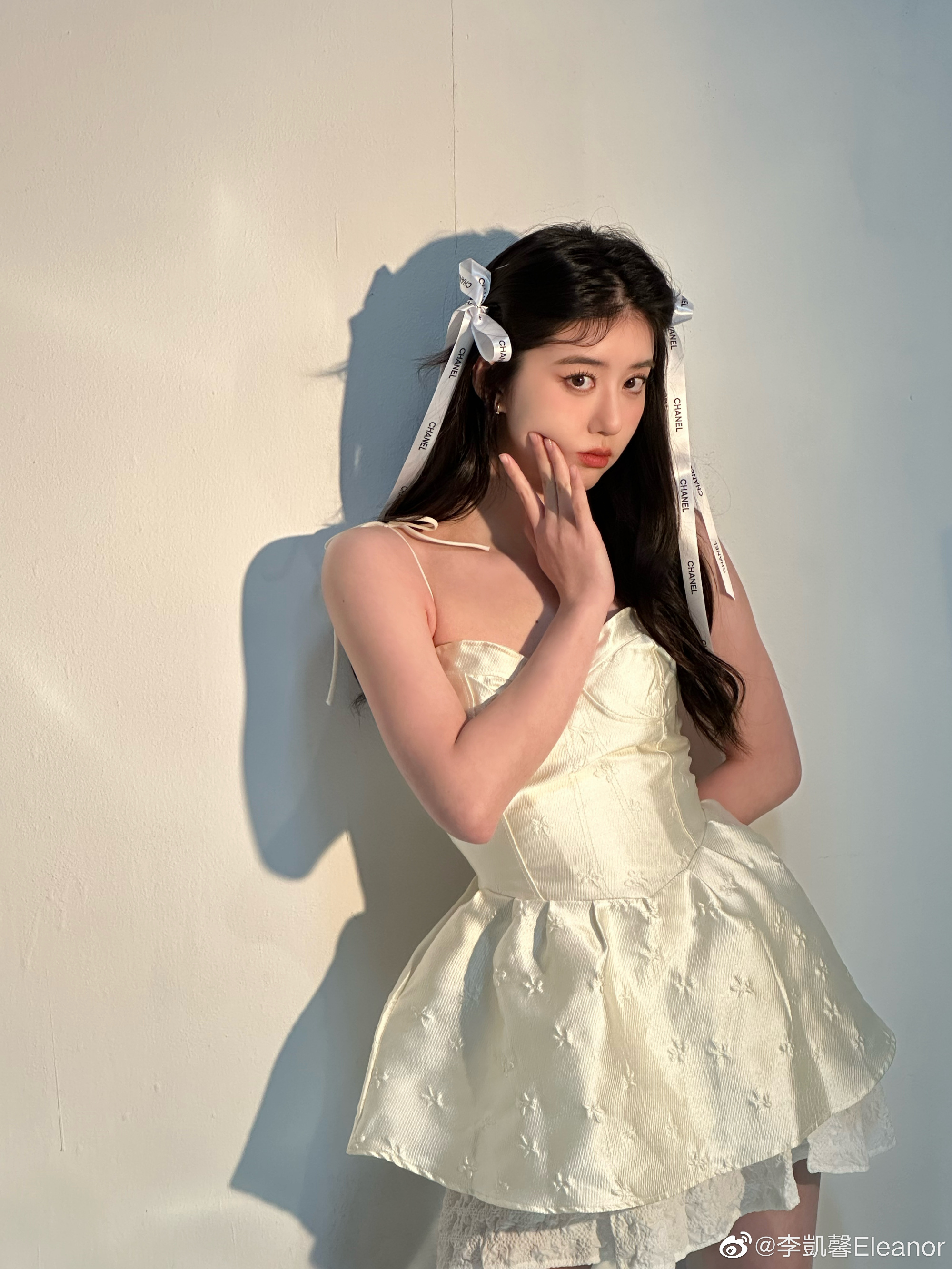 Sweet pet actress Li Kaixin shares the latest photo, wearing a tube top ...