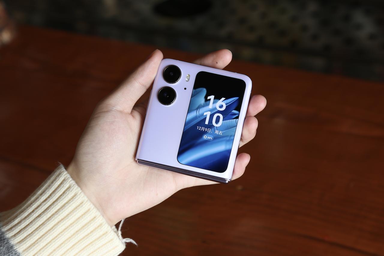 The most fragrant small folding mobile phone at the end of the year ...