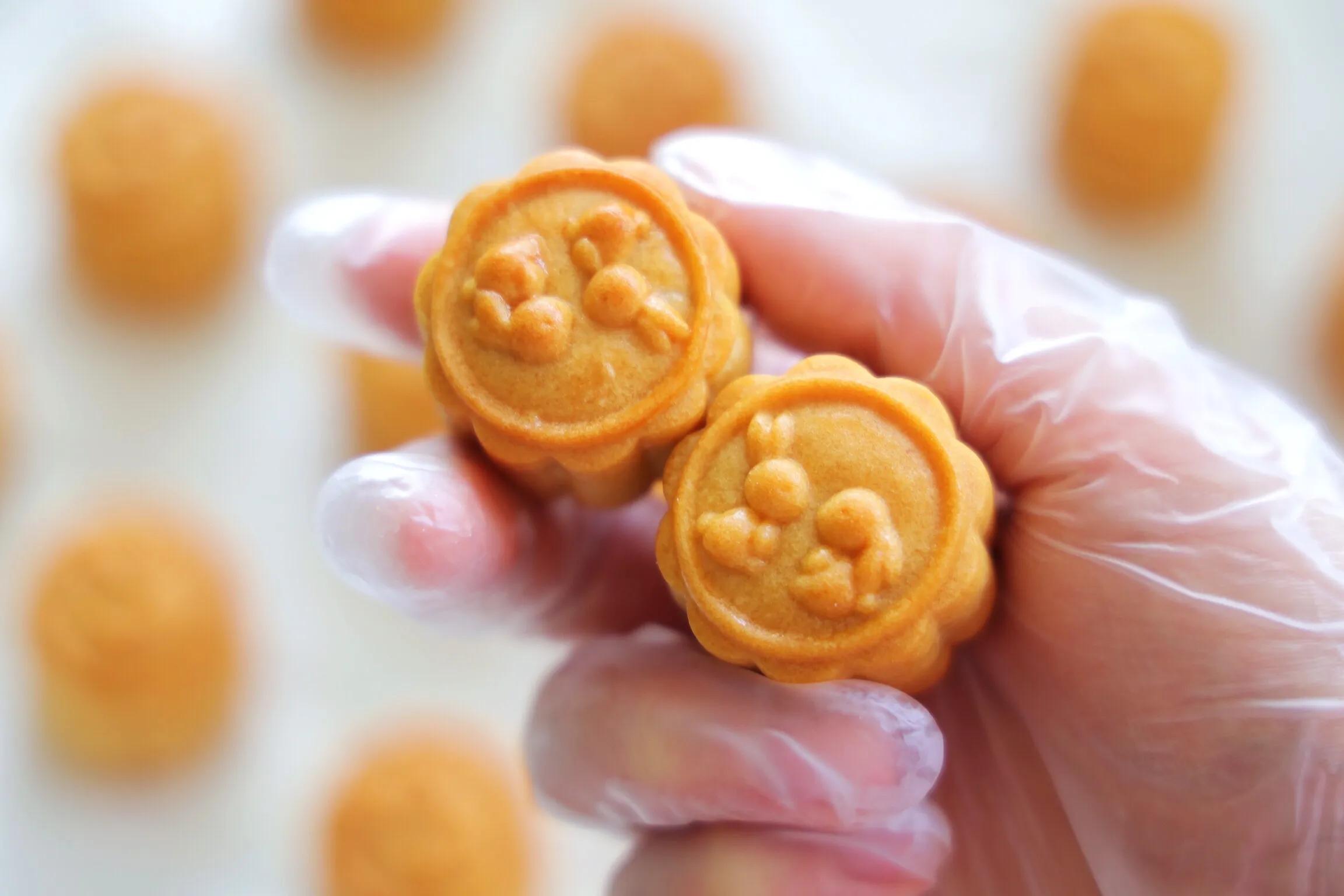 Homemade Coconut Mini Mooncakes, one bite at a time, fragrant and ...