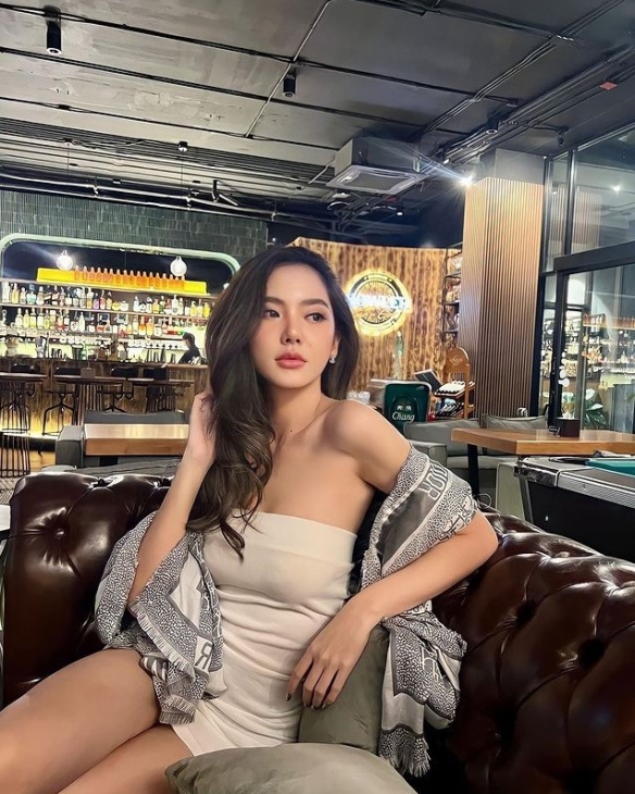 She looks sweet and sweet!Thai model Fon Chonlada takes photos in swimsuit - iNEWS