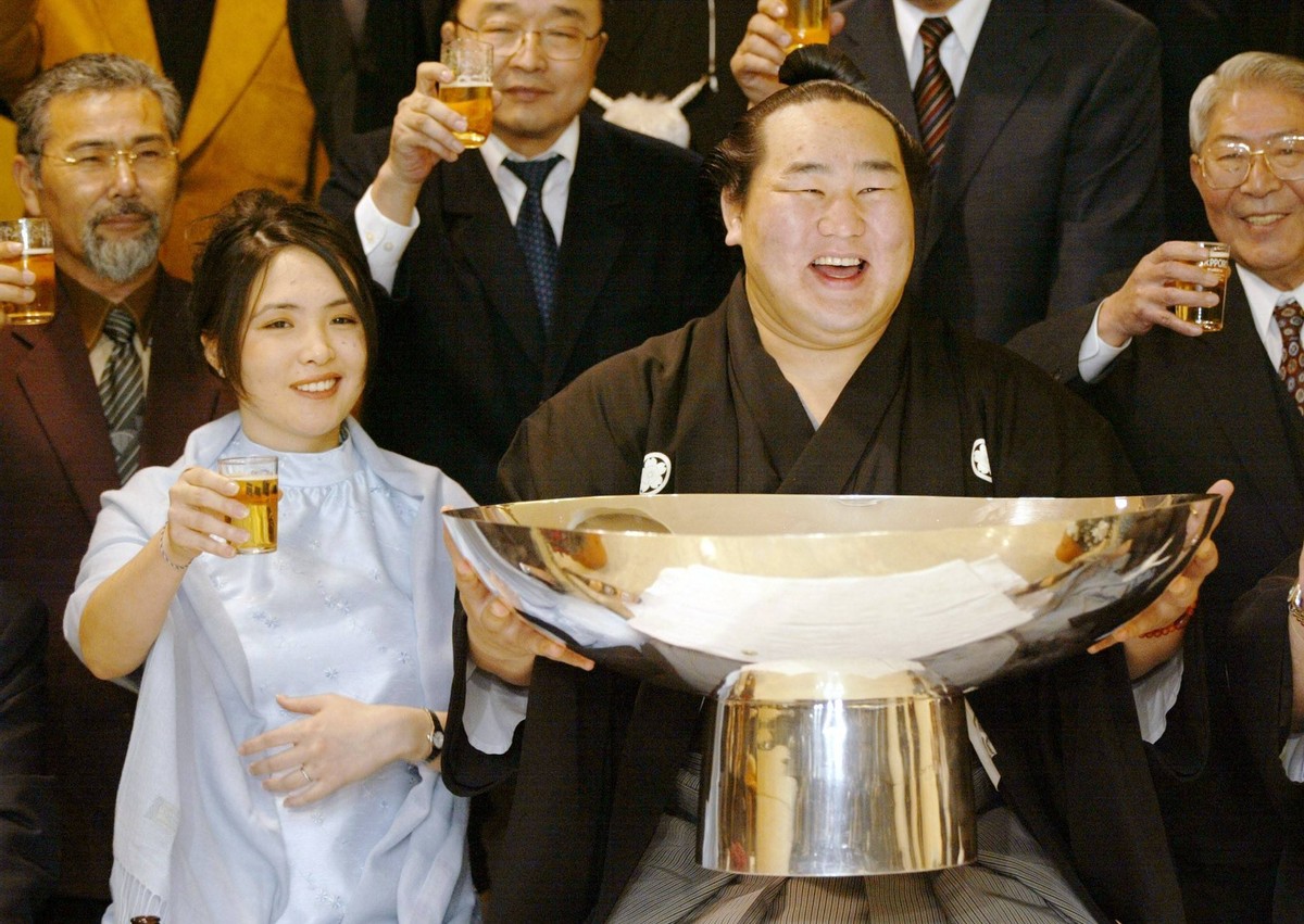 Sumo wrestler, Japanese female star rushing to marry?What is the charm ...