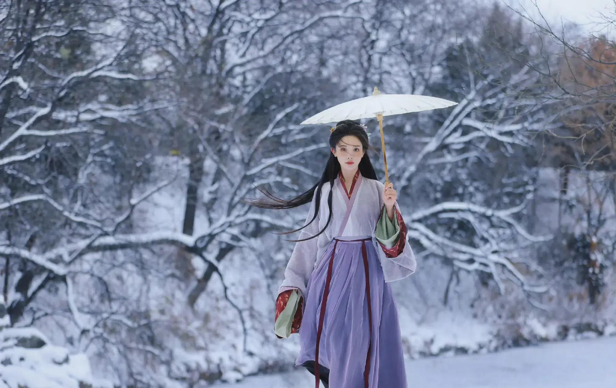 Peng Xiaoran posted an ancient photo of a snow scene wearing a purple ...