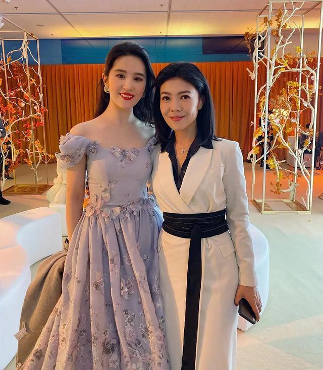 Zhang Ziyi and Liu Yifei are in the same frame!The skin condition is ...