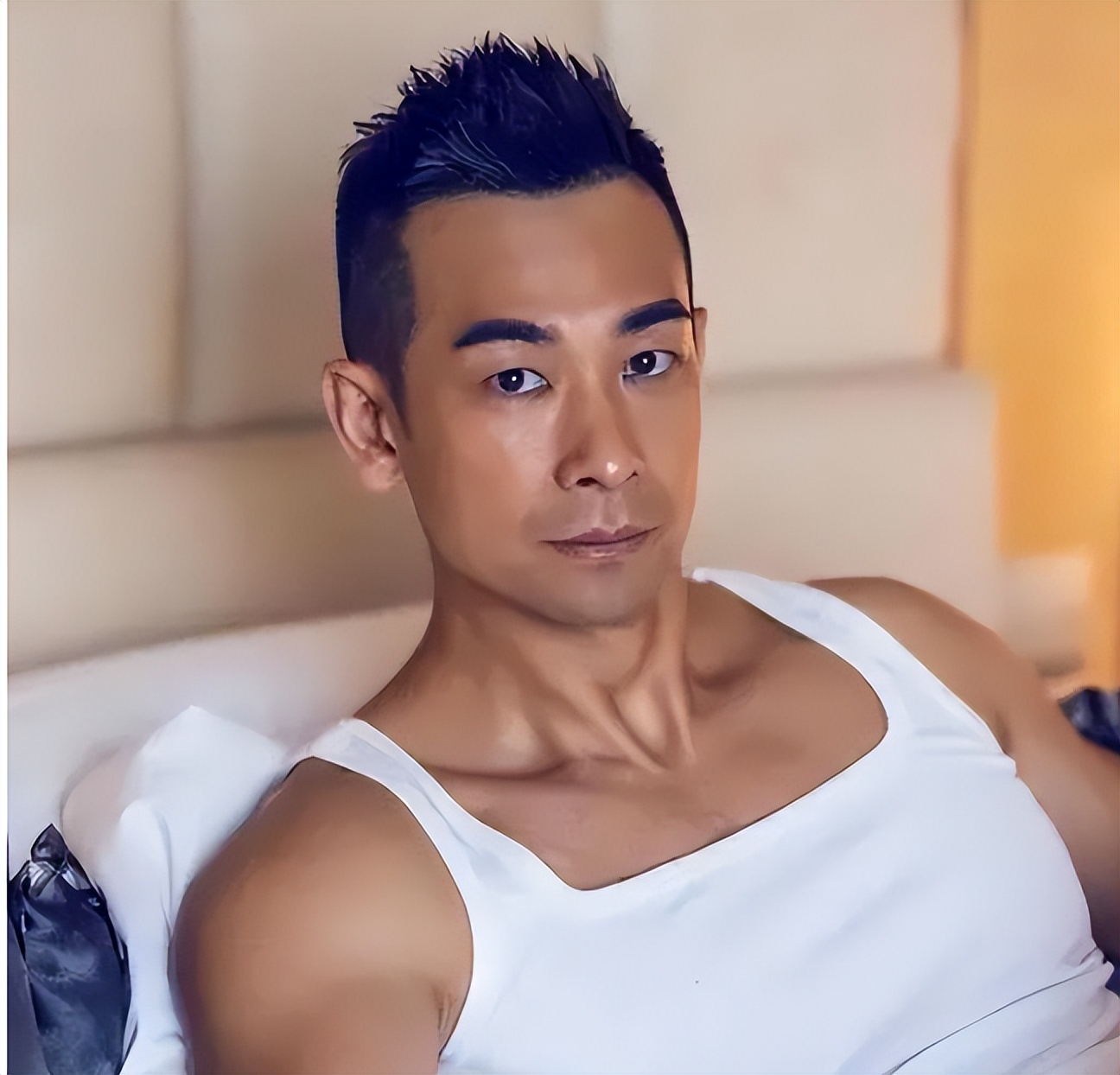 From peak to trough, 51-year-old Zhao Wenzhuo has embarked on another path - iNEWS