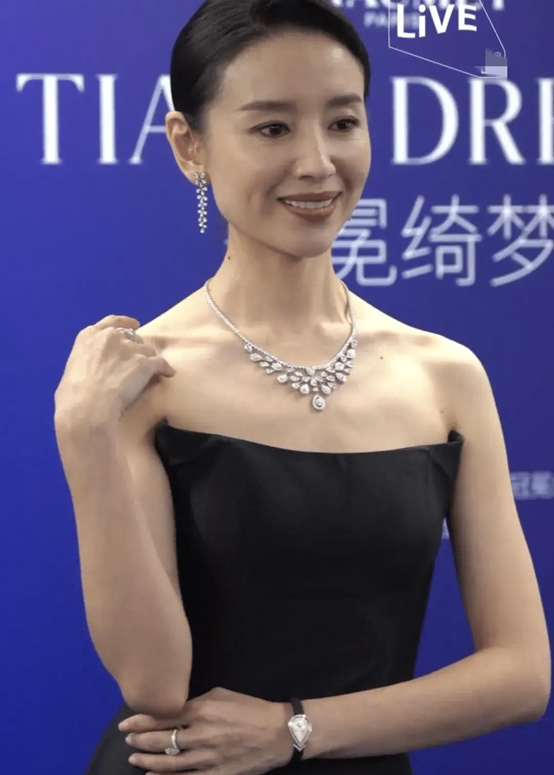 43-year-old Dong Jie attended the exhibition, wearing a topless black ...
