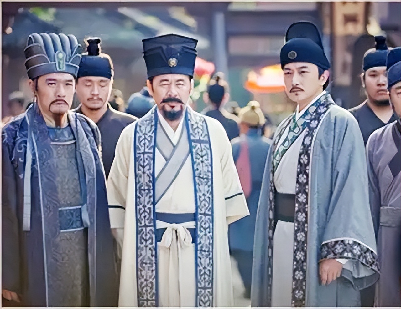 When Zhao Kuangyin released the military power with a glass of wine ...