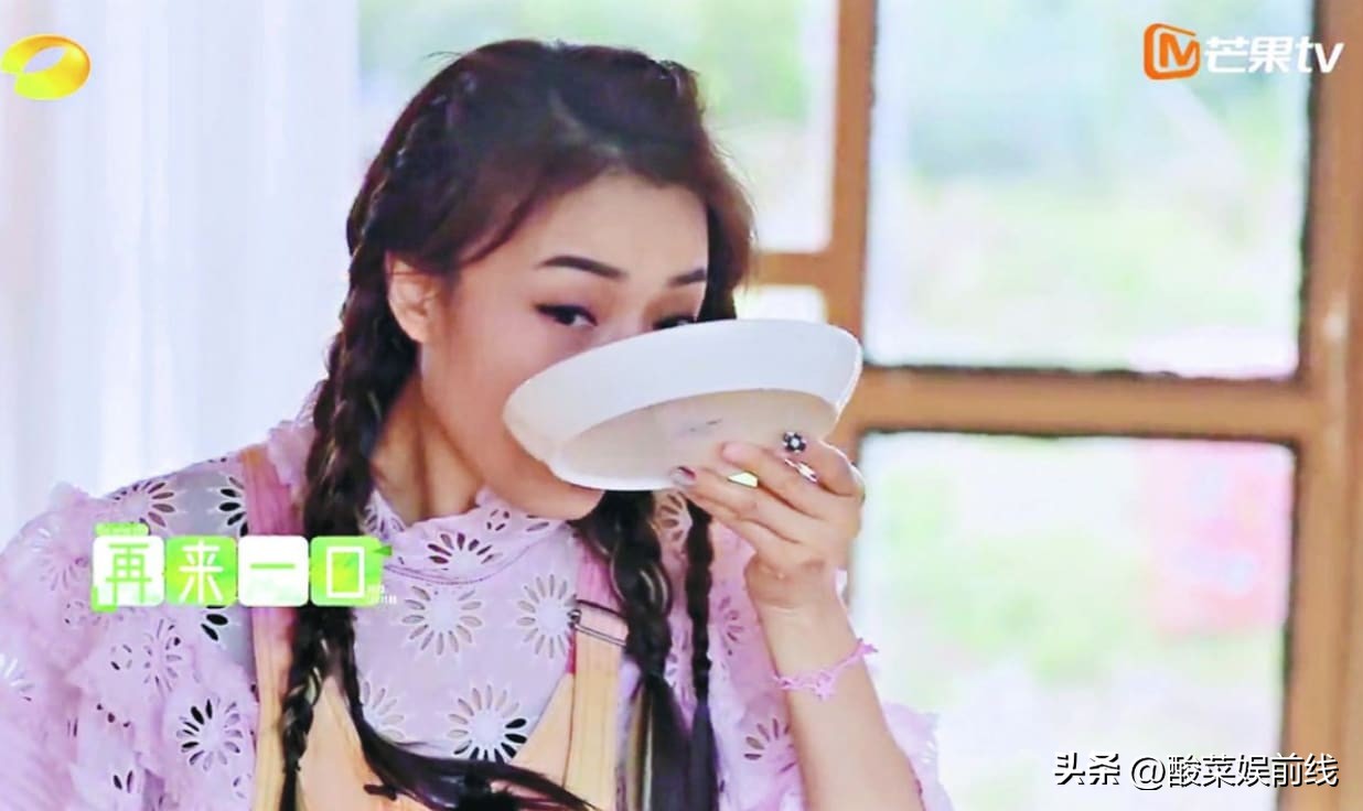 Joey Yung eats pig feed, Nicholas Tse drinks urine, and Wang Jiaer eats ...