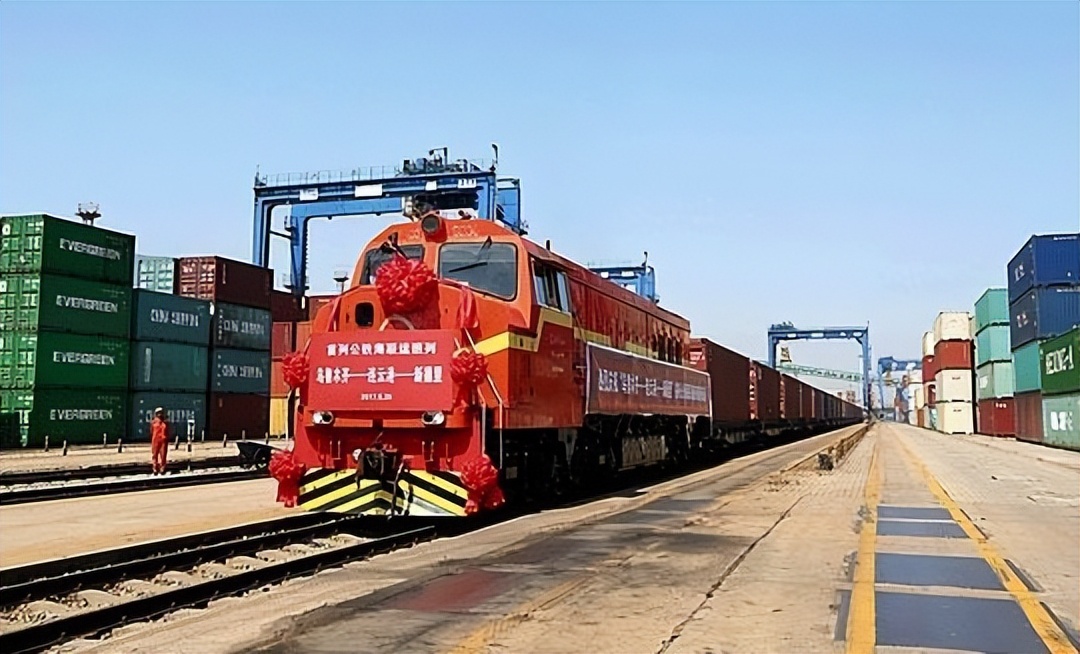 Road-rail combined transport helps logistics cost reduction and efficiency improvement, these ...