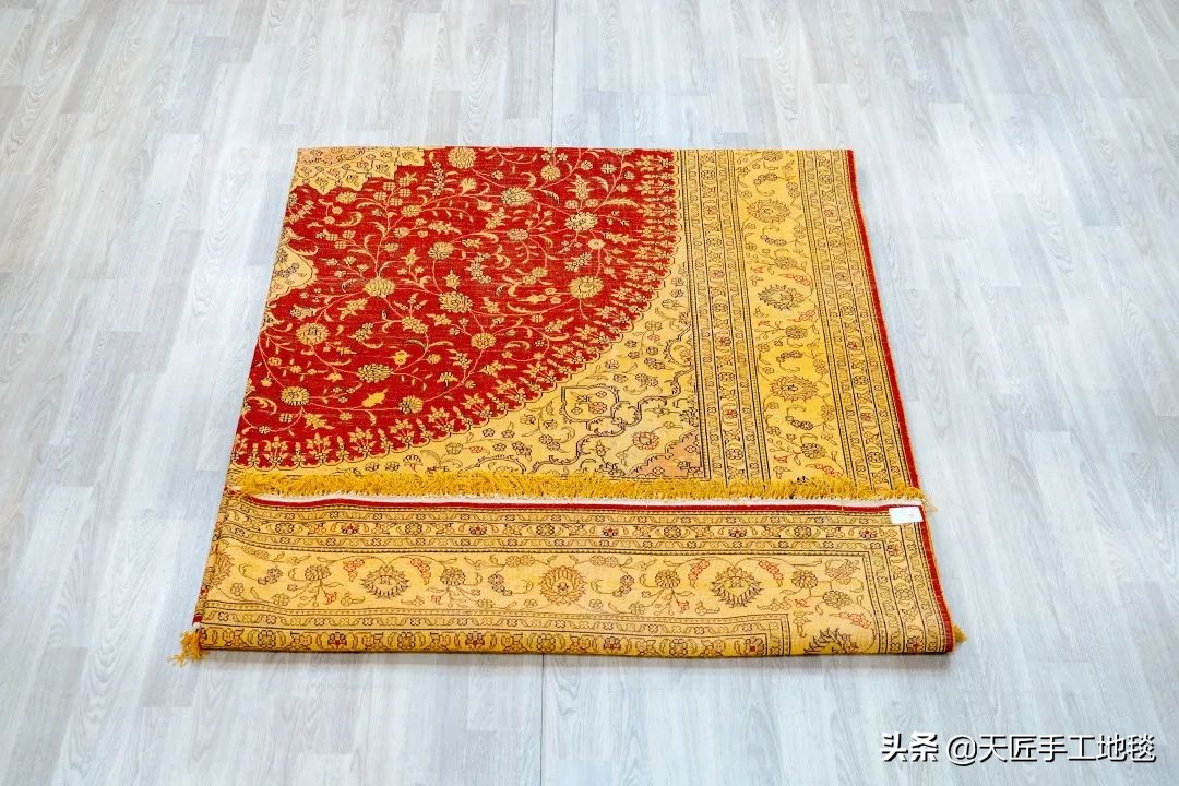 How are handmade silk rugs folded for shipping? - iNEWS