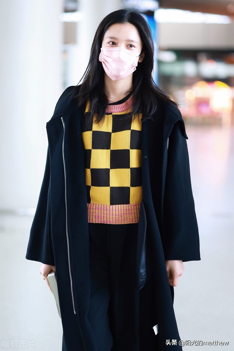 Street shot: Zhang Jingyi black woolen coat + checkerboard sweater ...