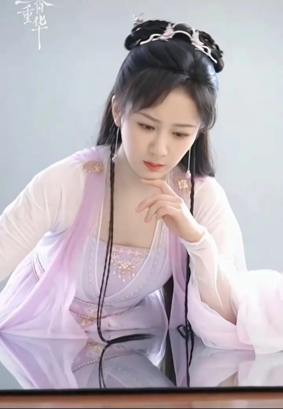 Yang Ziyan's pale costume is so beautiful - iNEWS