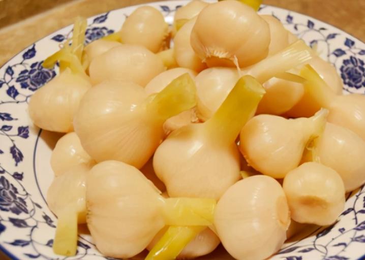 Pickled sweet and sour garlic, just put sugar and vinegar is not enough ...