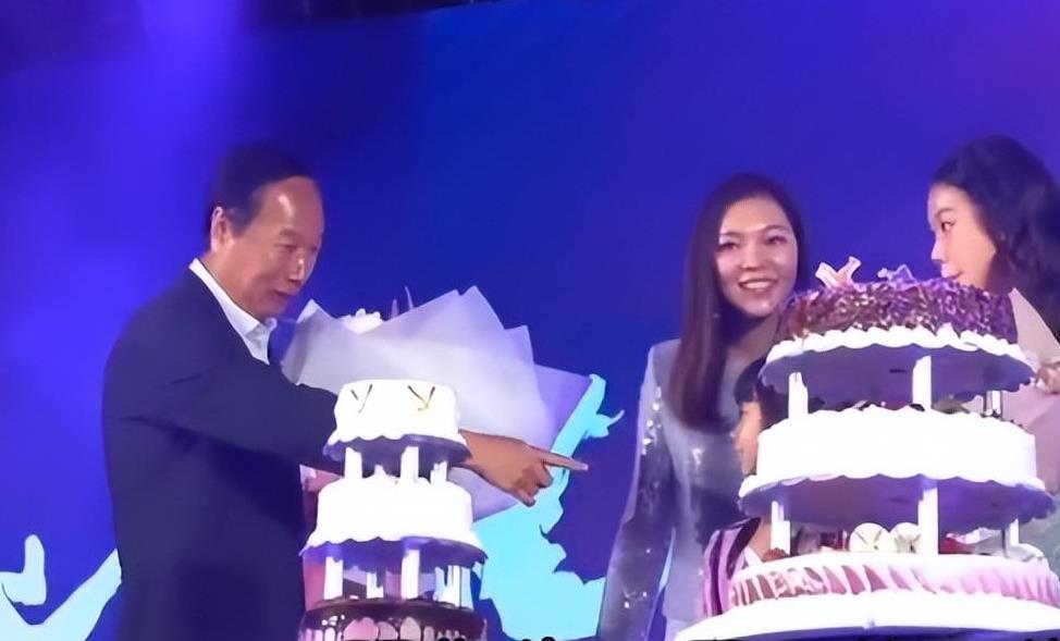 Terry Gou and his wife showed affection, but Zeng Xinying was shy and managed it, causing heated ...