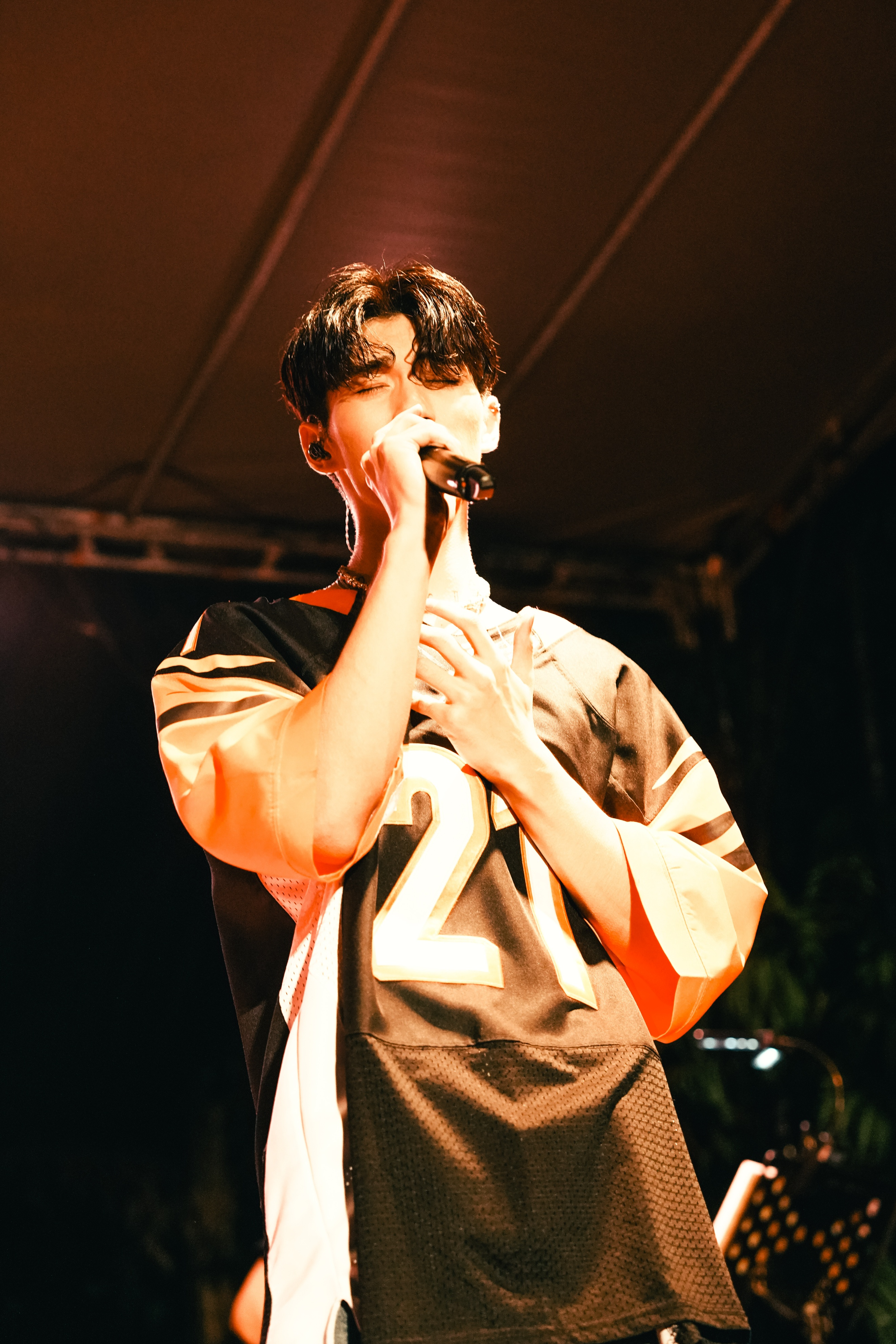 U:NUS tour finale members debut in summer styles, relatives and friends ...